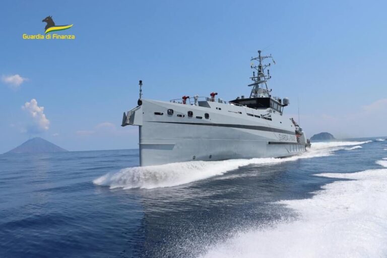 Il nuovo Pattugliatore P04 “OSUM” della Guardia di Finanza fa tappa nel ...